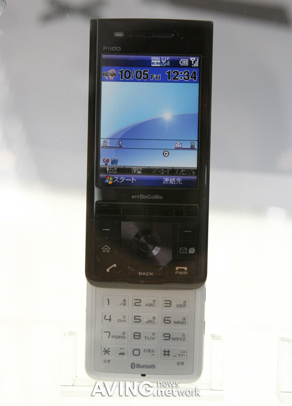 Fujitsu's smart phone running on Windows Mobile 6 Standard