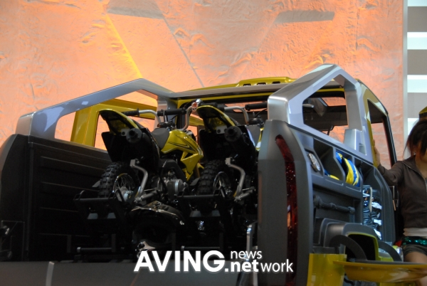 SUZUKI to present new CUV(Crossover Utility Vehicle) concept car 'X-HEAD'