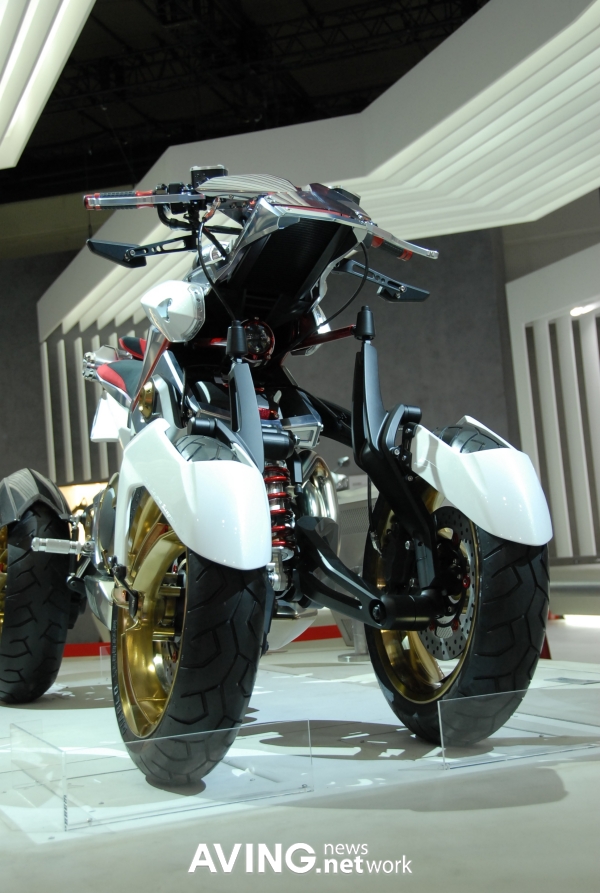 Yamaha to present its prototype four-wheeled motorcycle 'Tesseract'