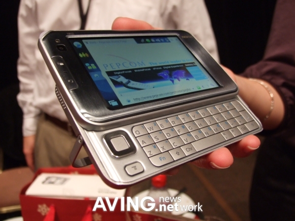 Nokia's Internet tablet 'N810' aimed at iPod Touch