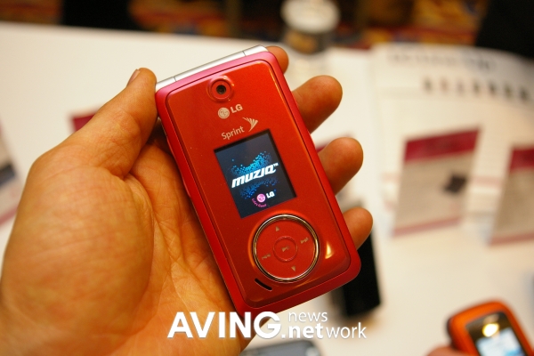 LG electronics showcases sytlish and innovative mobile phones at ...