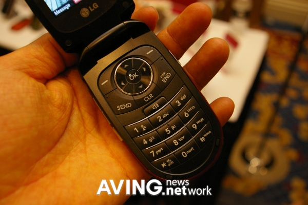 LG to showcase sytlish and innovative mobile phone 'VX8350'