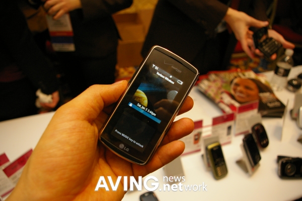 LG to showcase its touchscreen navigation phone 'Venus'