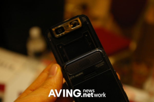 LG to showcase its new Chocolate phone with enhanced mobilty