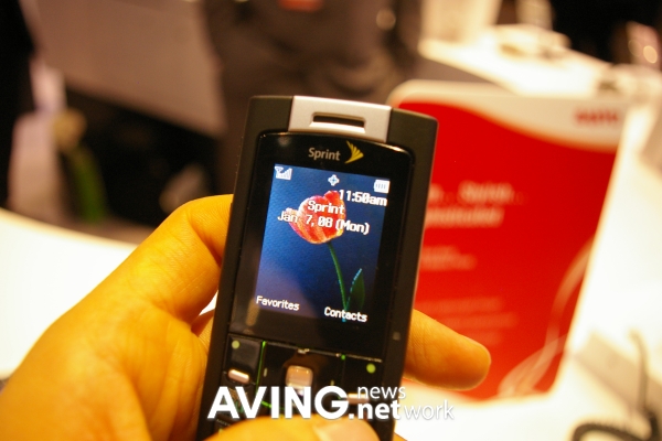 Sanyo to present its stylish simplicity phone 'S1'