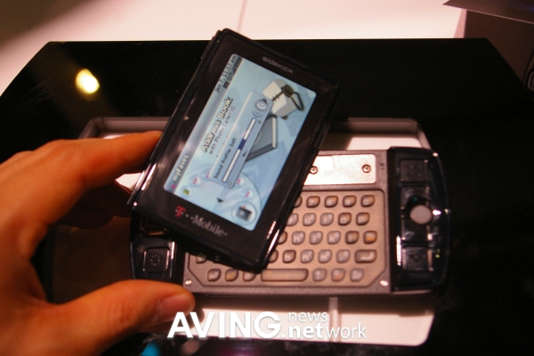 Sharp to present its wireless PDA phone 'PV250' adopting swiveling LCD