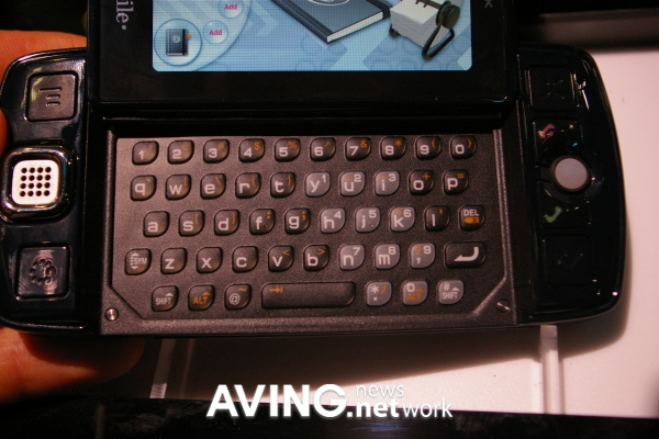 Sharp to present its wireless PDA phone 'PV250' adopting swiveling LCD