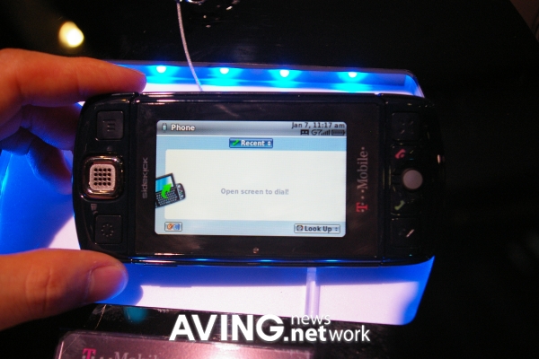 Sharp to present its wireless PDA phone 'PV250' adopting swiveling LCD