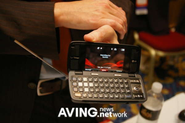 [AVING TV CES 2008 Highlight] LG's smartphone 'Voyager'