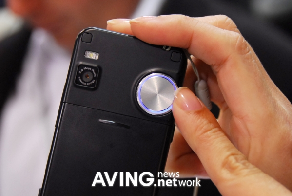 LG unveiled its new touch phone 'KF700' at MWC 2008