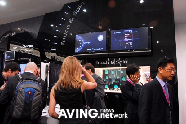 LG unveiled its new touch phone 'KF700' at MWC 2008