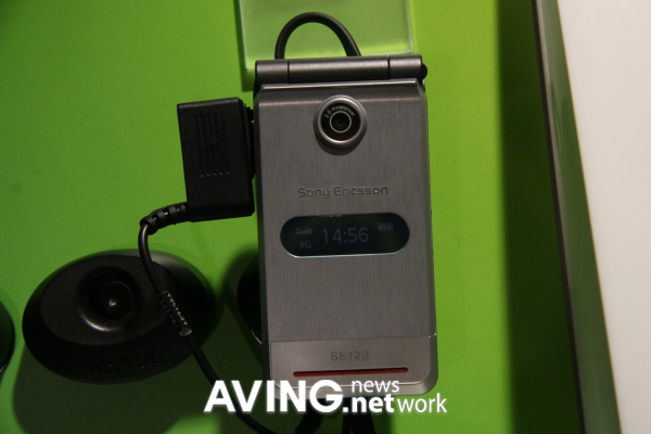 Sony Ericsson to launch a clamshell phone 'Z770' optimized for the web