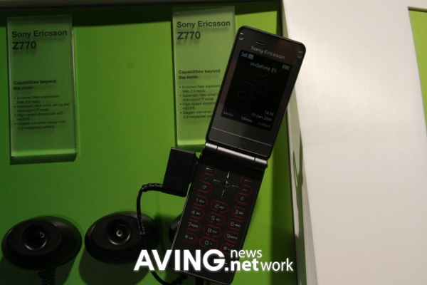 Sony Ericsson to launch a clamshell phone 'Z770' optimized for the web