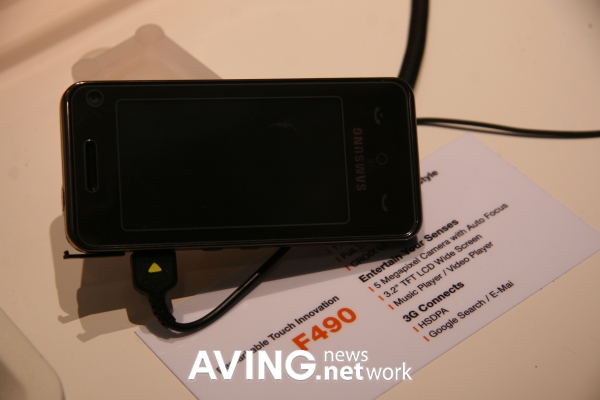 Samsung to unveil its full touchscreen phone 'F490' with no keypad