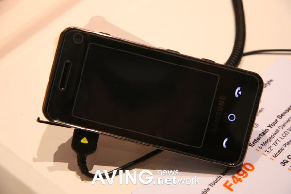 Samsung to unveil its full touchscreen phone 'F490' with no keypad