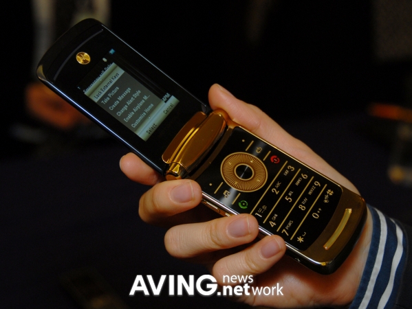 Motorola is proud of 'RAZR2 V8 Special Edition' adorned with 24K gold