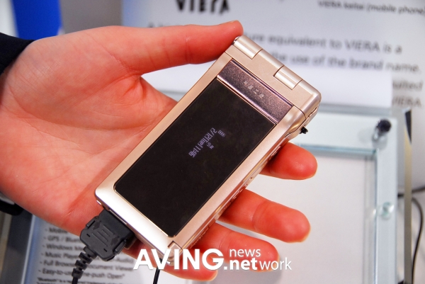 Panasonic to unveil its VIERA handset 'P905i' based on LiMO platform