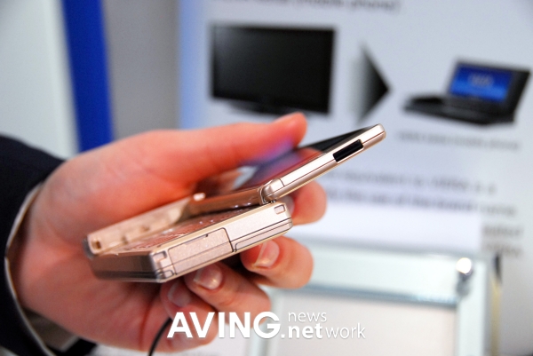 Panasonic to unveil its VIERA handset 'P905i' based on LiMO platform