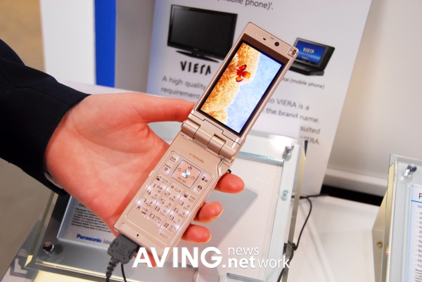 Panasonic to unveil its VIERA handset 'P905i' based on LiMO platform