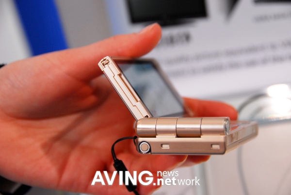 Panasonic to unveil its VIERA handset 'P905i' based on LiMO platform