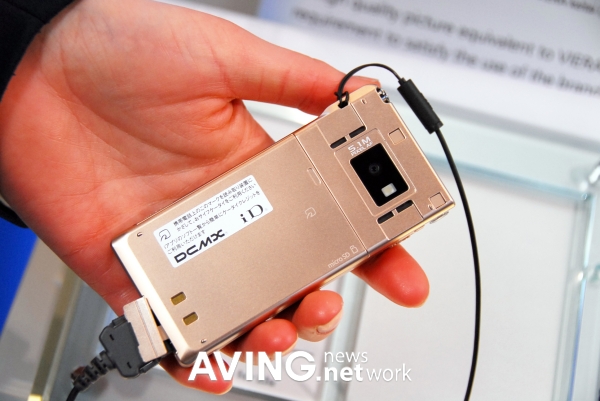 Panasonic to unveil its VIERA handset 'P905i' based on LiMO platform