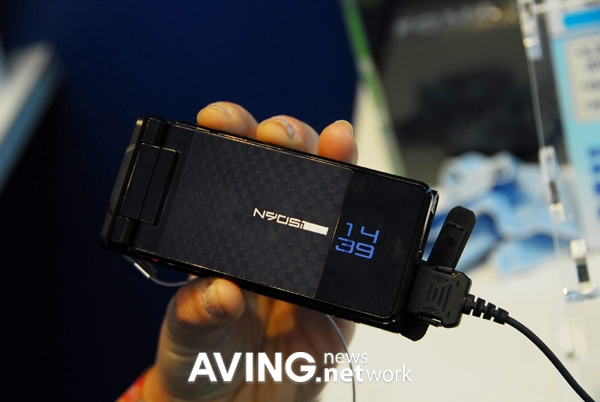 NEC to unveil its high-end camera phone 'N905i' based on LiMO