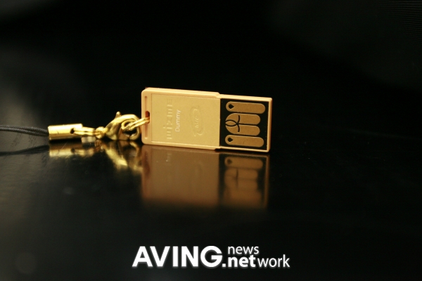 [Pre-CeBIT 2008] A COB-type USB flash drives 'wizme'