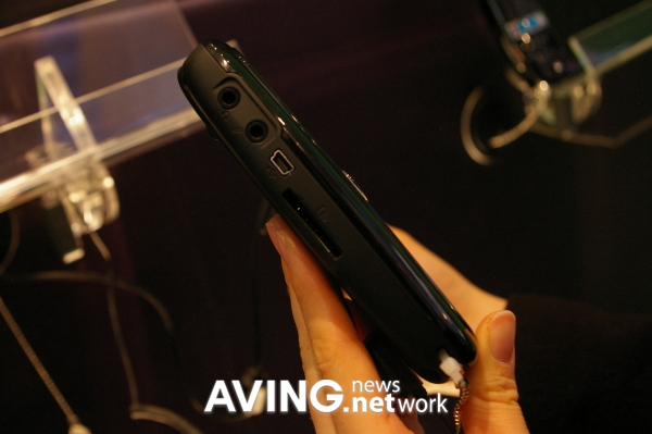 ASUS's 7-inch UMPC 'R70' with a built-in GPS receiver