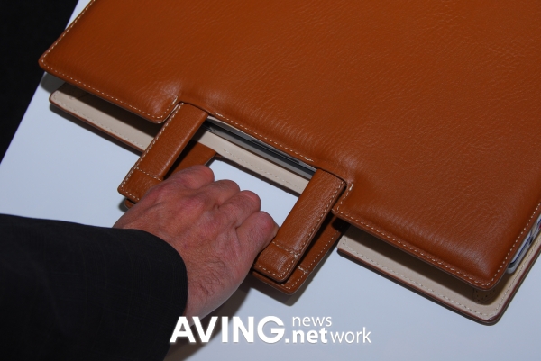 A luxurious notebook pc case 'INNOVANT' used as a notebook pouch