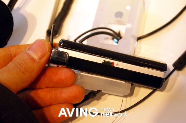 Samsung to present its swiveling music phone 'F210'