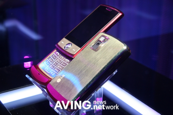 LG to unveil its 'Iron Man' version of Shine phone