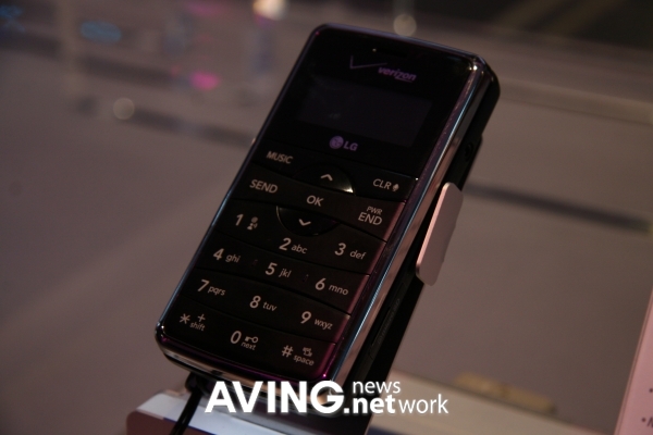 LG to showcase its CDMA smartphone 'enV2' with a full qwerty keyboard