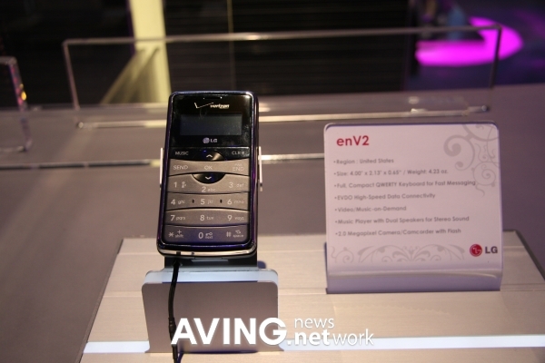 LG to showcase its CDMA smartphone 'enV2' with a full qwerty keyboard