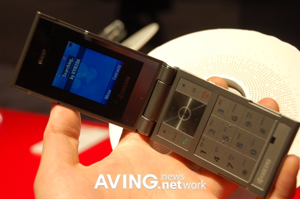 Kyocera to present its stylish CDMA handset 'Mako S4000' featuring dual ...