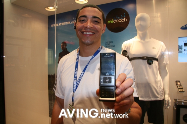 Samsung to present its sports-featured mobile phone 'miCoach'
