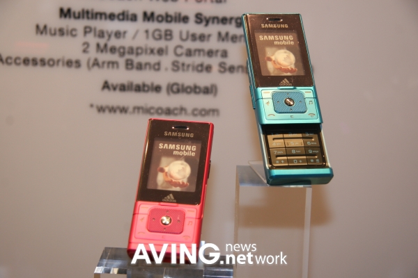 Samsung to present its sports-featured mobile phone 'miCoach'