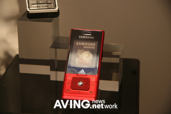 Samsung to present its sports-featured mobile phone 'miCoach'