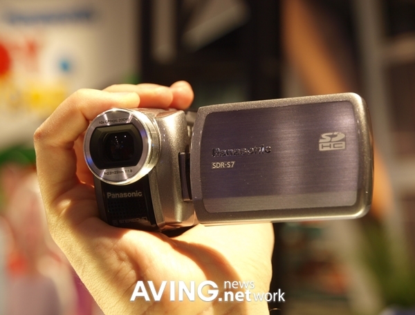 Panasonic to release its lightweight SD camcorder 'SDR-S7'
