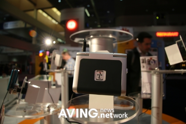 Zipit to unveil its wireless handheld 'Messenger 2' for enjoying ...