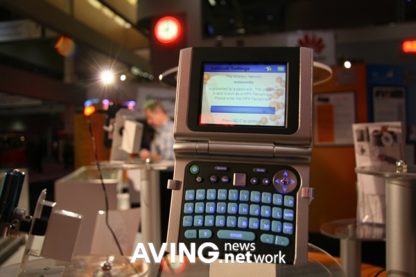 Zipit to unveil its wireless handheld 'Messenger 2' for enjoying ...