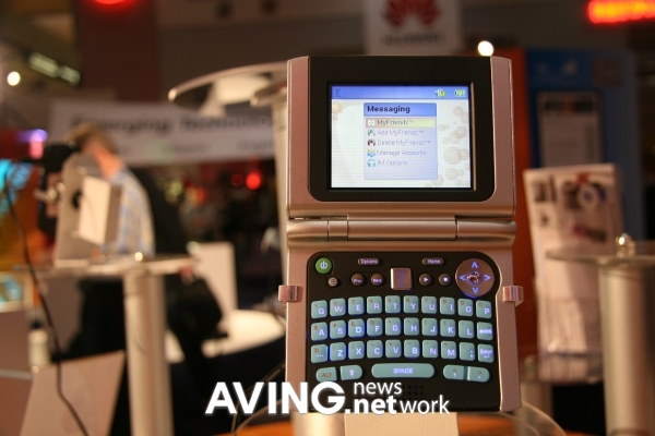 Zipit to unveil its wireless handheld 'Messenger 2' for enjoying ...