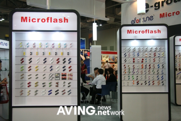 Microflash to display a variety of designed USB flash drives