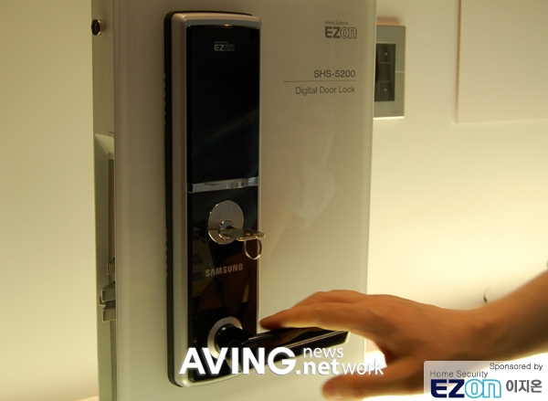 A slim touch-sensitive digital door lock 'Luce'