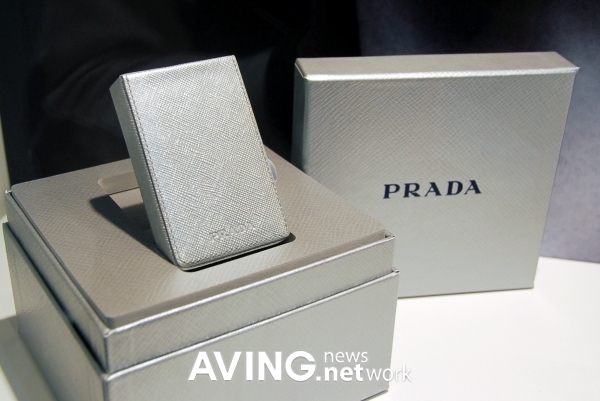 NTT DoCoMo to release LG's PRADA phone in Japan