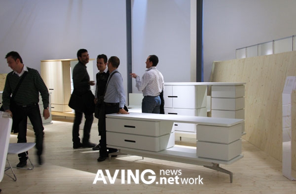 Alias to present its three container units 'Legnomobile'