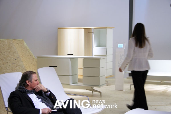 Alias to present its three container units 'Legnomobile'