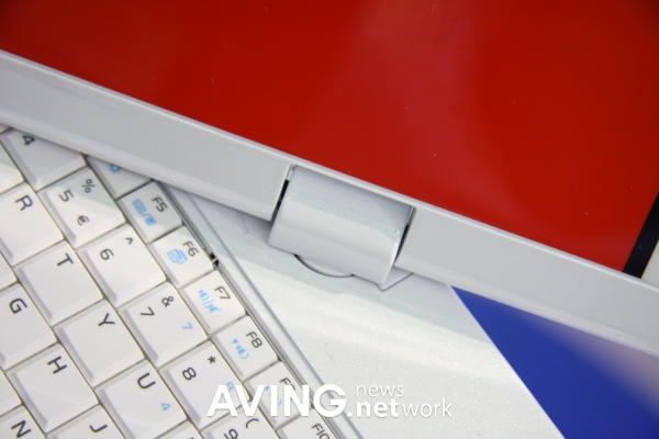 Gigabyte to display its fashionable netbook 'M912' transforming into a ...