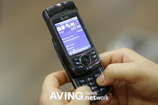Pantech's dual-sliding 3G phone – Detailed Image