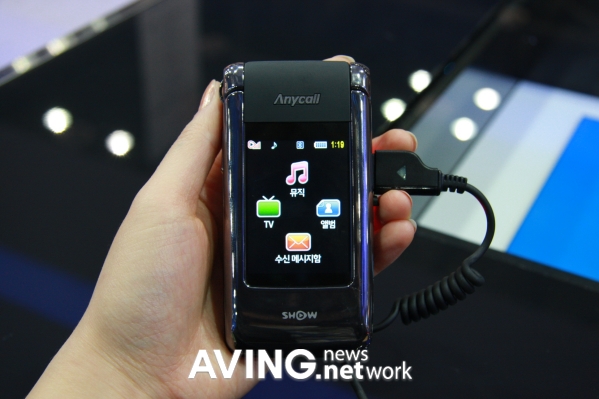 Samsung to showcase its latest twin-LCD clamshell handset 'Style Report'