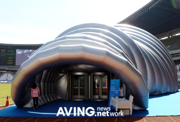 An ultra-large air dome representing 'Design is Air'